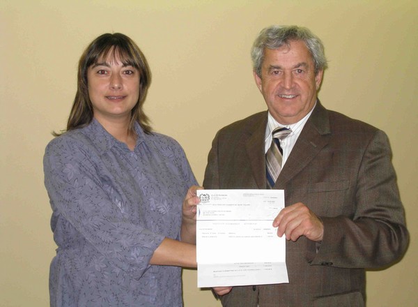 Le maire Marc-André Martel a remis un chèque de 1350 $ à la présidente ...