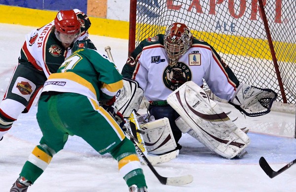 Le gardien Alex Dubois du Wild de Windsor a le numéro des 3L dans un ...
