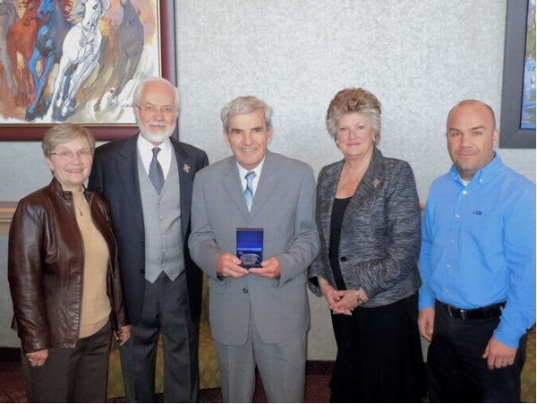 Conseiller à la Ville de Richmond, Daniel Ménard reçoit la médaille d ...